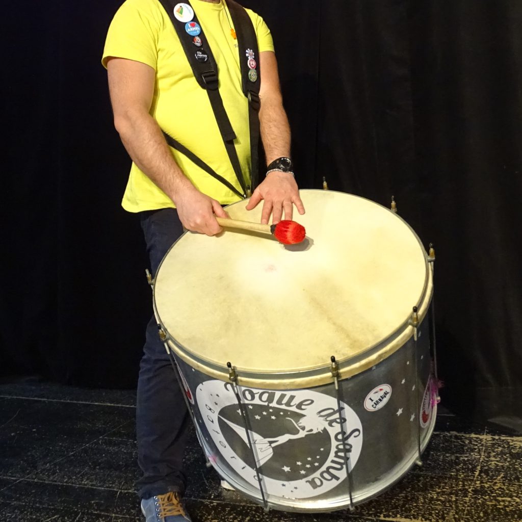 Le surdo 1 est l’instrument le plus volumineux de la bateria. Les ...