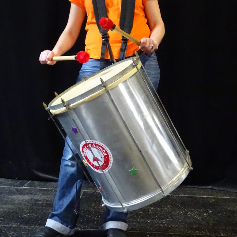 Le surdo 3 ajoute des variations au rythme donné par les surdos 1 et 2 ...